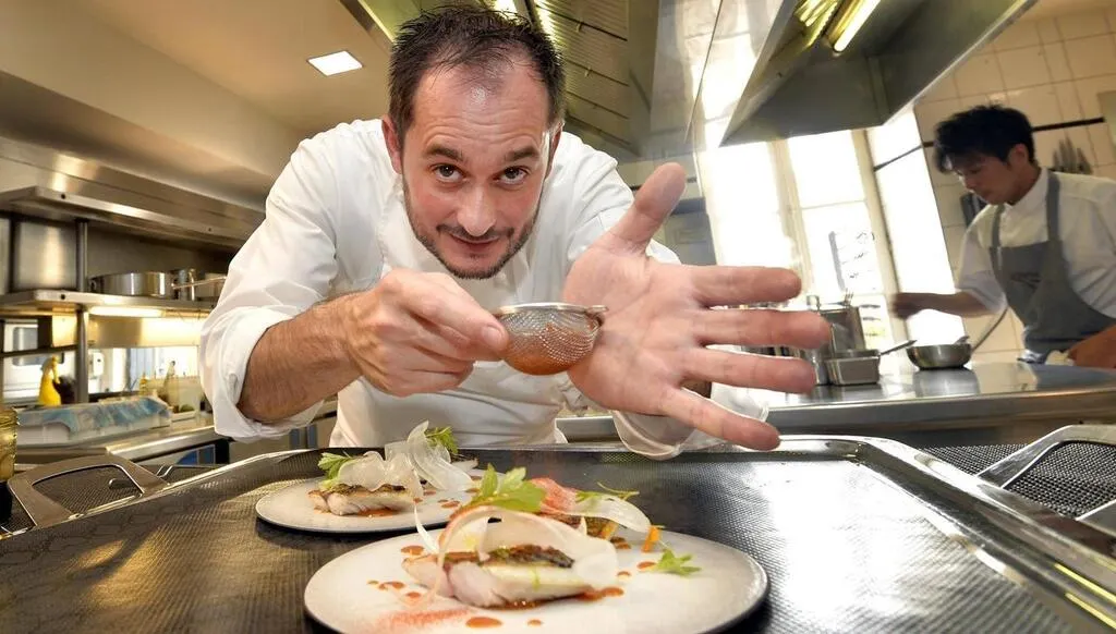 Guide Michelin 2023. Une troisième étoile pour Alexandre Couillon, chef ...