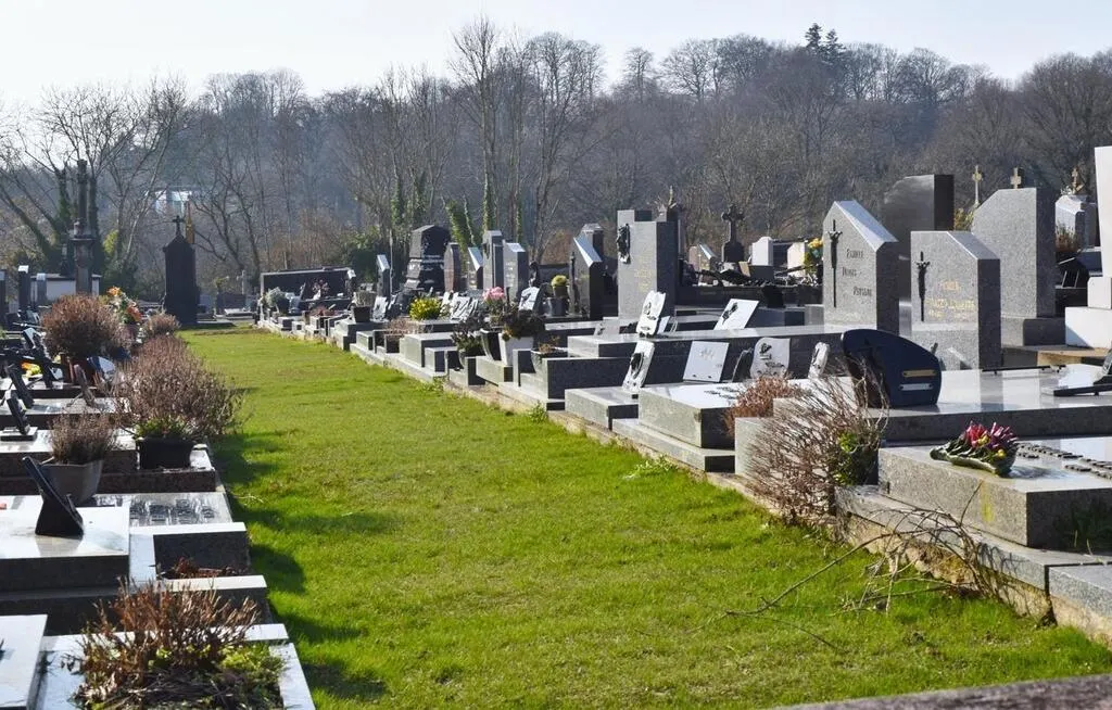 Au cimetière de Coutances, les gravillons vont laisser la place au ...