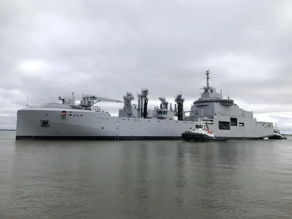 Saint-Nazaire. Le navire militaire Jacques-Chevallier sur le départ ...