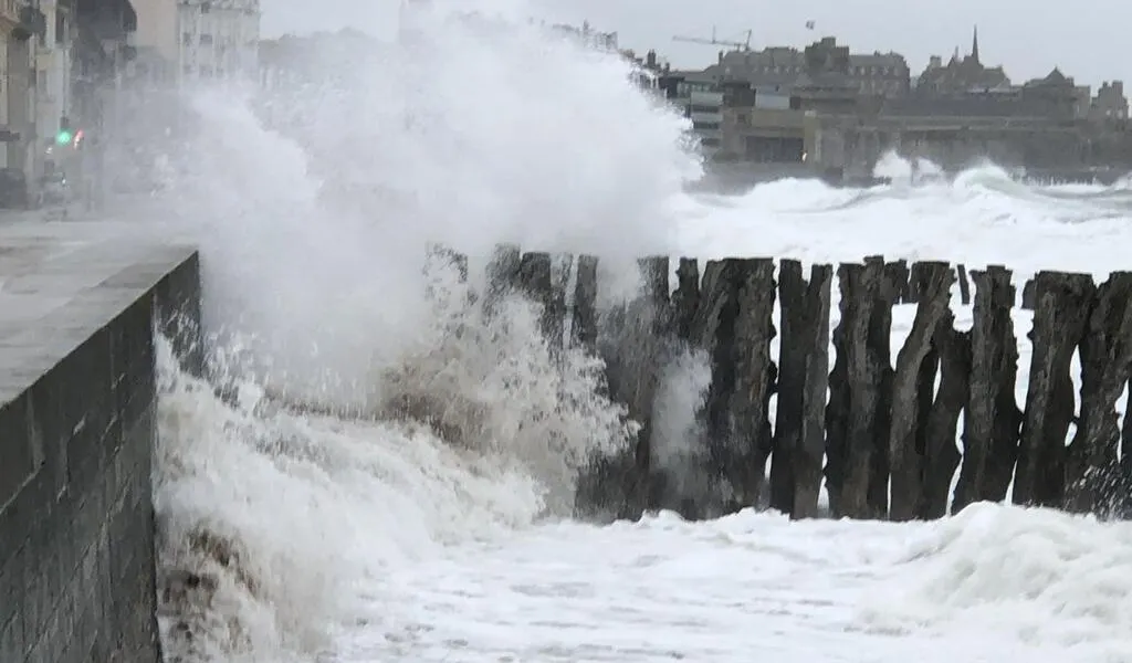 EN IMAGES. Sur le Sillon, « ça faisait longtemps que la mer n’avait pas ...