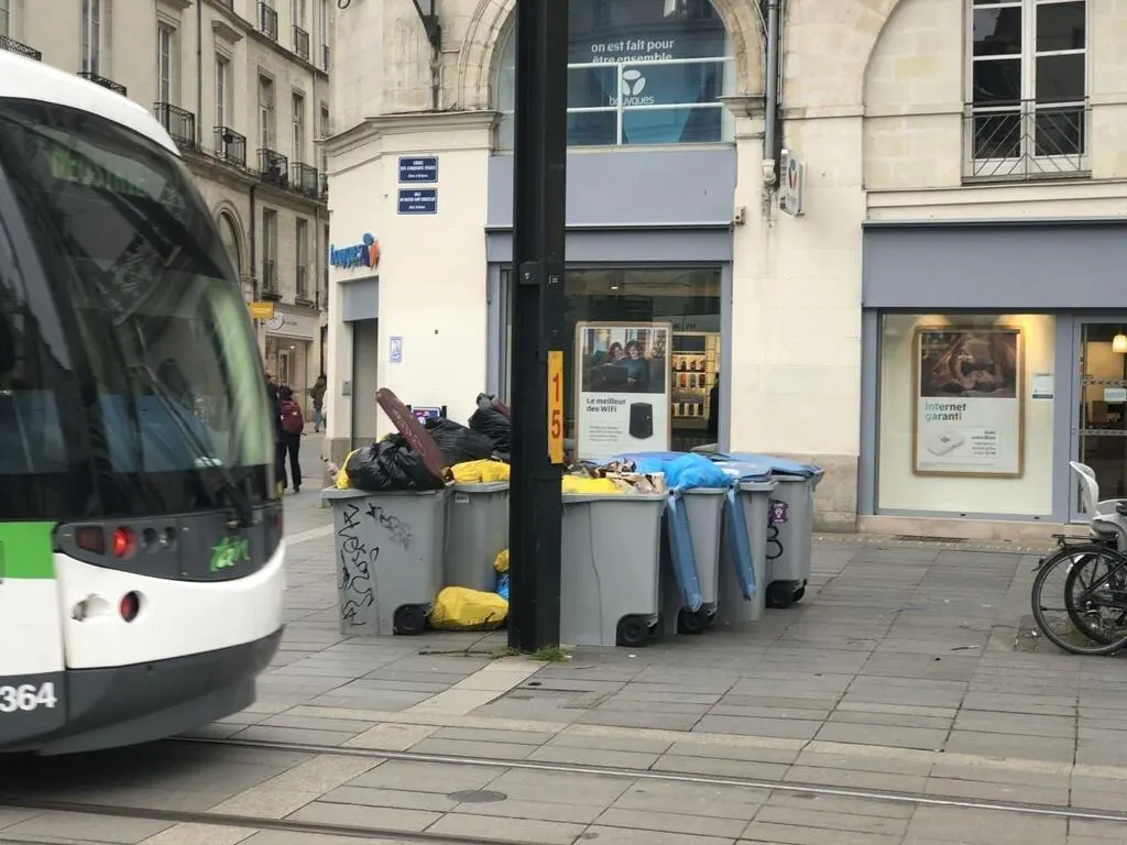 Déchets : les bacs s’amoncellent dans le centre de Nantes - Nantes ...