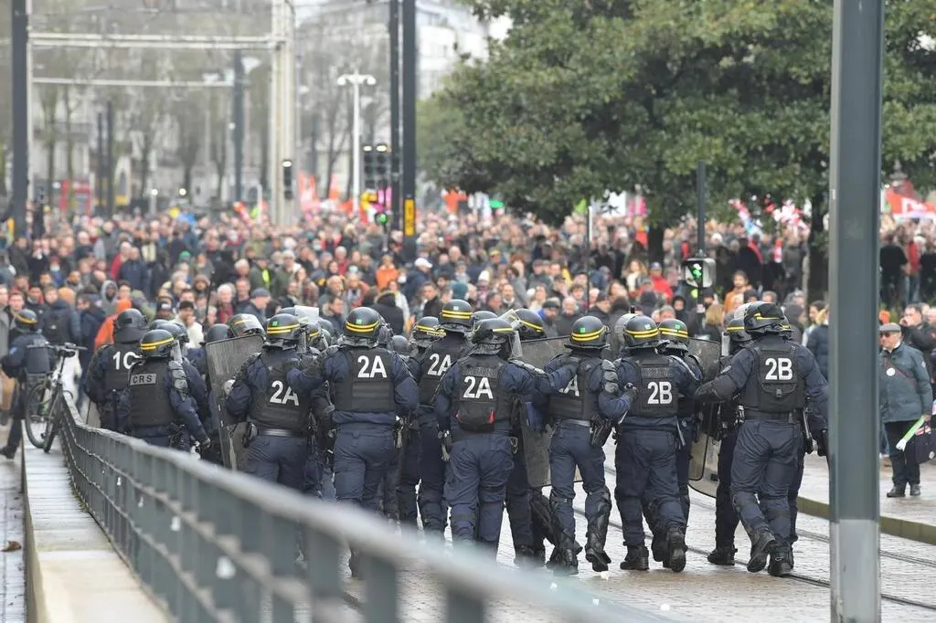 Tensions Lacrymo Mobilisation En Baisse… Revivez La Manifestation Du
