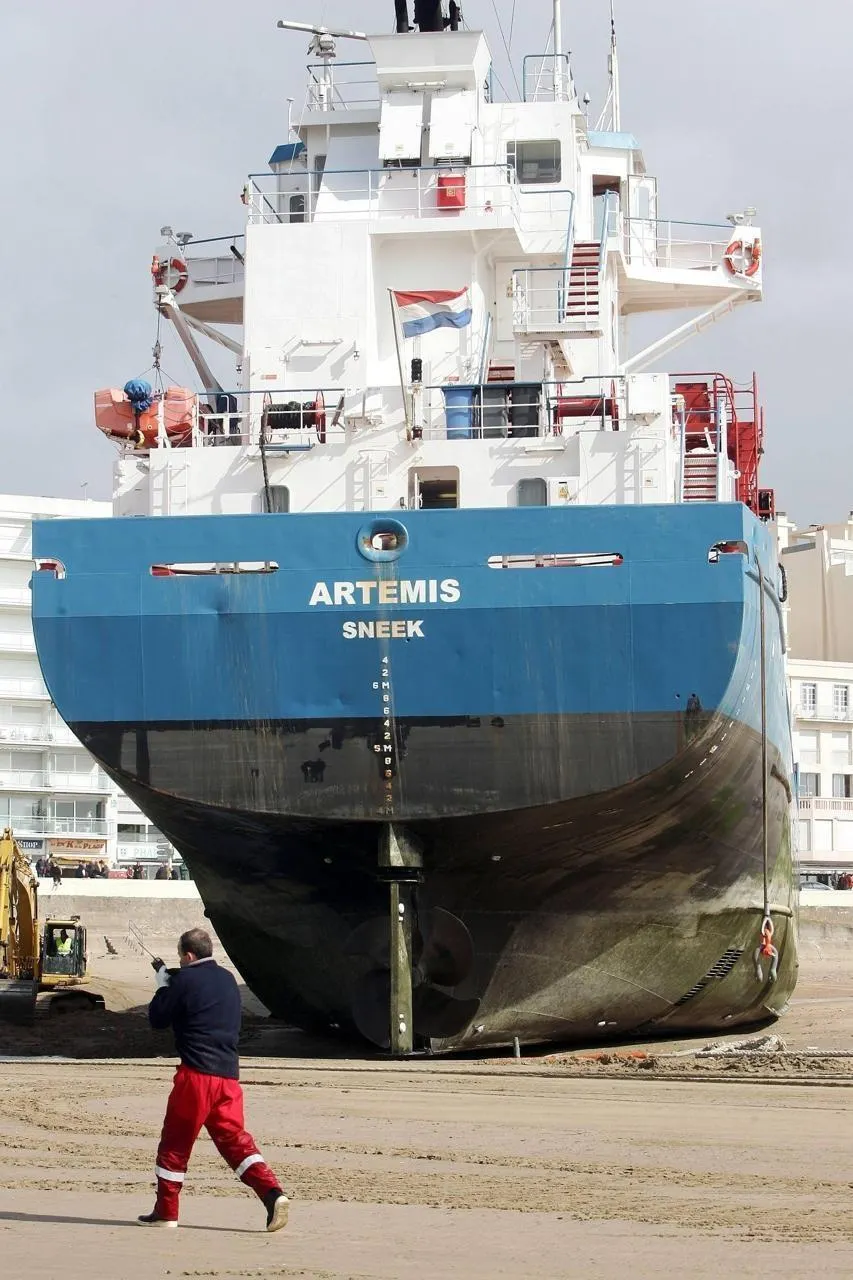 EN IMAGES. Il y a 15 ans, le cargo Artemis s’échouait sur la grande ...