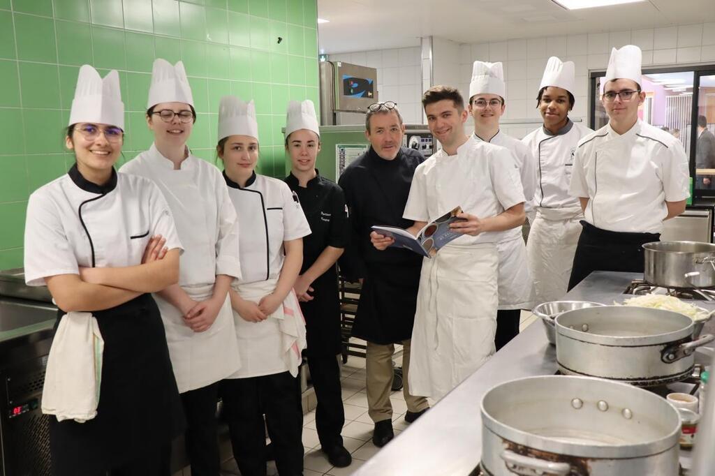 Pontivy. Un ancien élève du lycée Saint-Ivy fait découvrir la cuisine ... Pontivy. Un ancien élève du lycée Saint-Ivy fait découvrir la cuisine ...