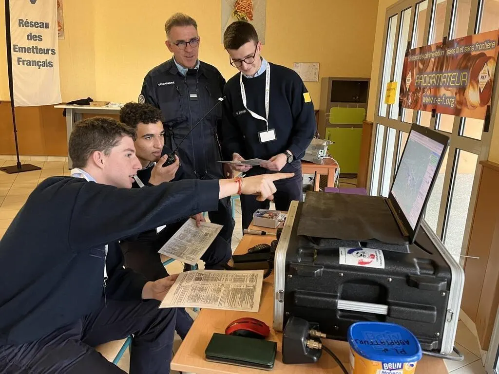 « Allô le monde, ici La Flèche ! » Des élèves du Prytanée formés aux ...