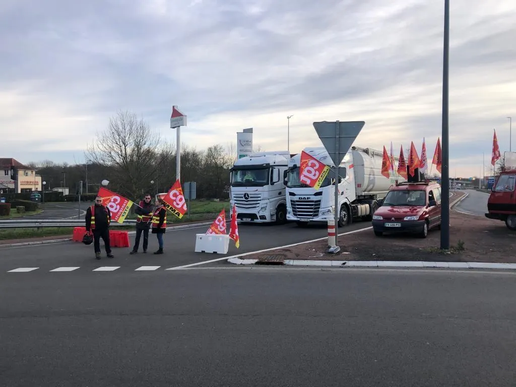 En Images Réforme Des Retraites Le Rond Point De Locéane Bloqué Une