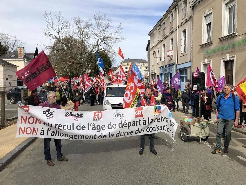 Retraites. À Laval, plus de 300 personnes devant la préfecture et les ...