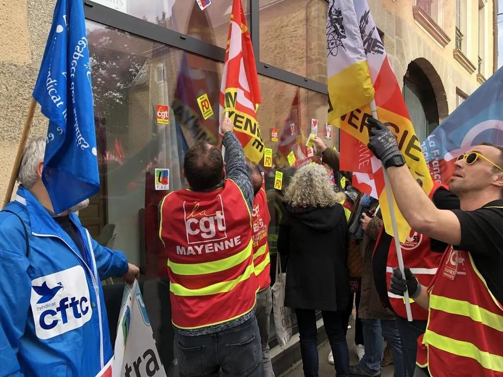Retraites. À Laval, plus de 300 personnes devant la préfecture et les ...