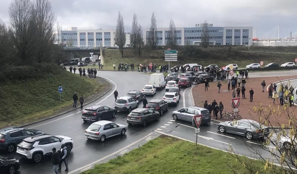 EN IMAGES. Embouteillages au rond-point d’Atlantis Nantes bloqué par ...