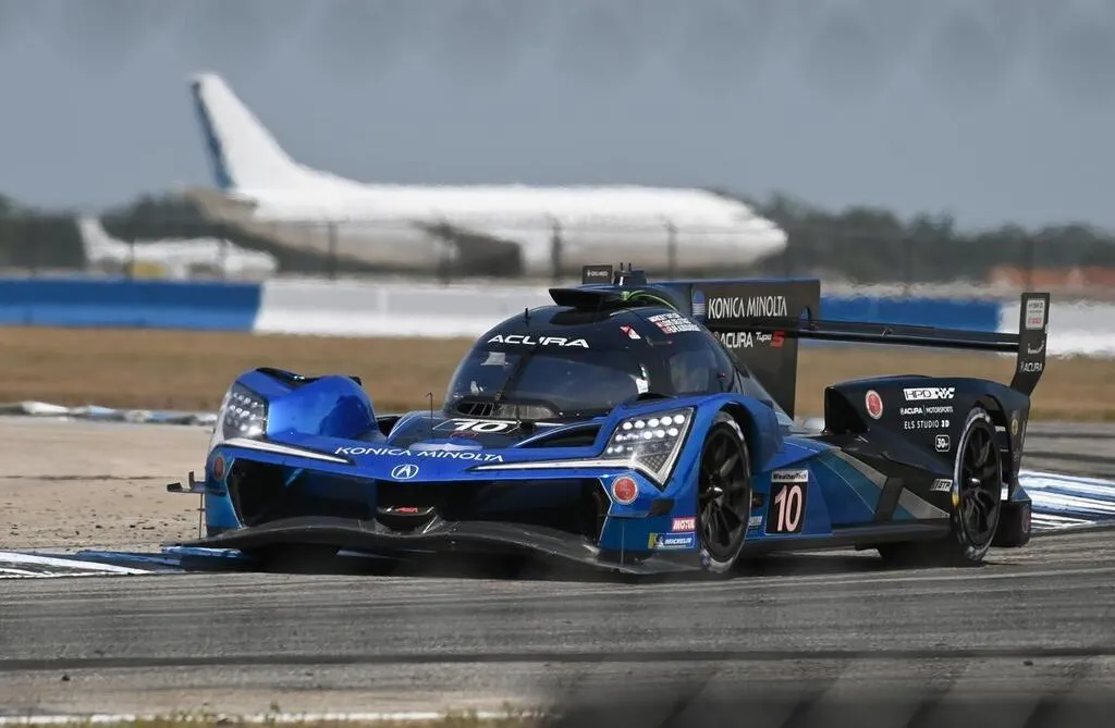 12 Heures de Sebring. À la mi-course, les huit GTP dans un mouchoir ...