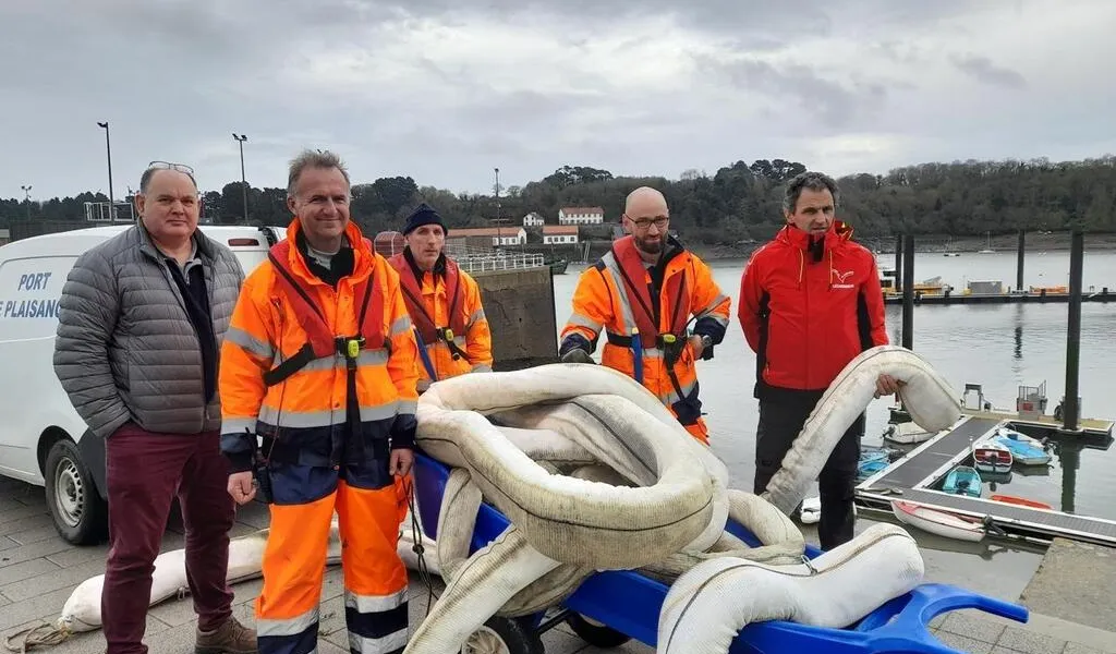 Port de Lézardrieux. Des boudins absorbants installés pour éviter une ...