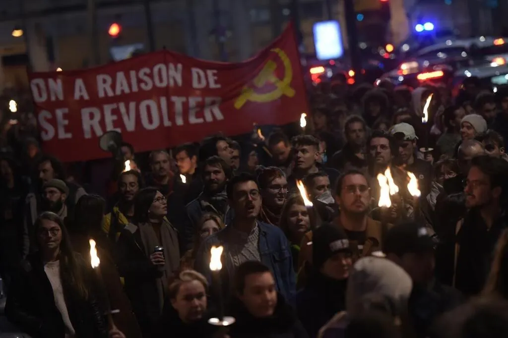 Après la retraite aux flambeaux qui a réuni 1 200 personnes à Rennes ...