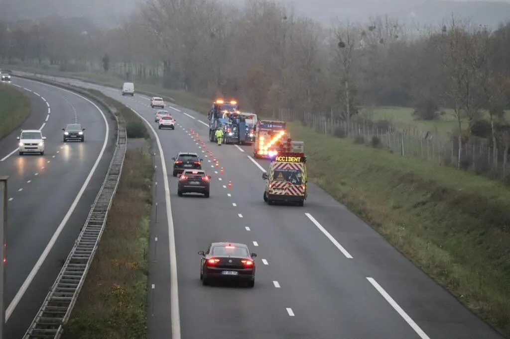 Un accident entre un poids lourd et une voiture sur l’A11, près d’Angers : deux blessés - Angers ...