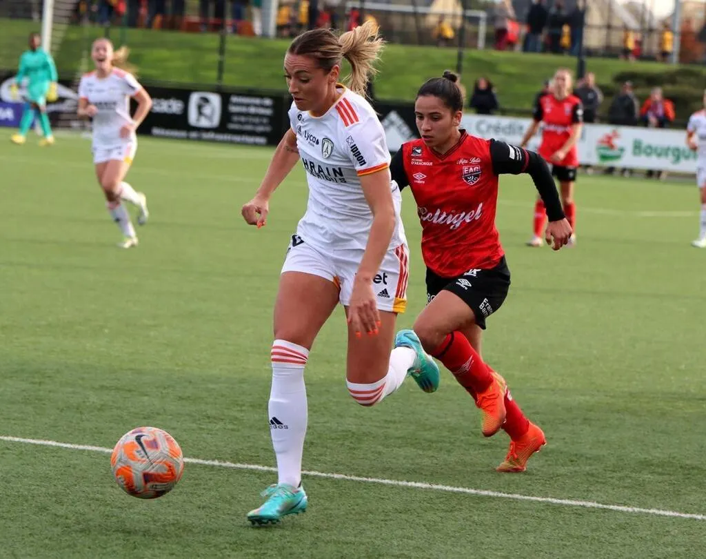 EA Guingamp. D1F. Passée au Paris FC, Louise Fleury a du bleu plein les ...