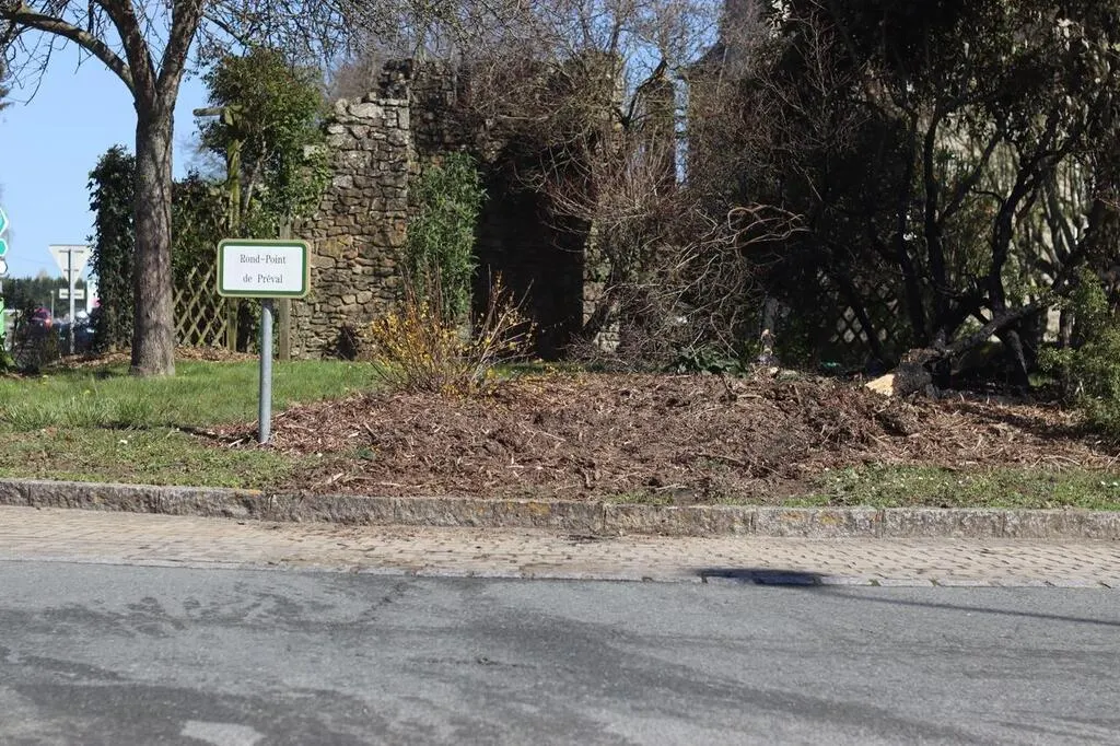 Près de Dinan. Une voiture en feu, cette nuit, au rond-point de Préval ...