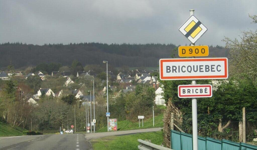 Dans cette commune de la Manche, les panneaux d’entrée dans la ville ... Dans cette commune de la Manche, les panneaux d’entrée dans la ville ...