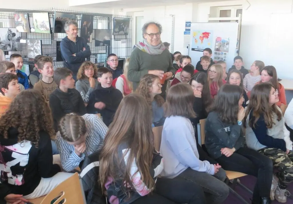 Le métier de grand reporter expliqué aux collégiens à Saint-Thégonnec ...