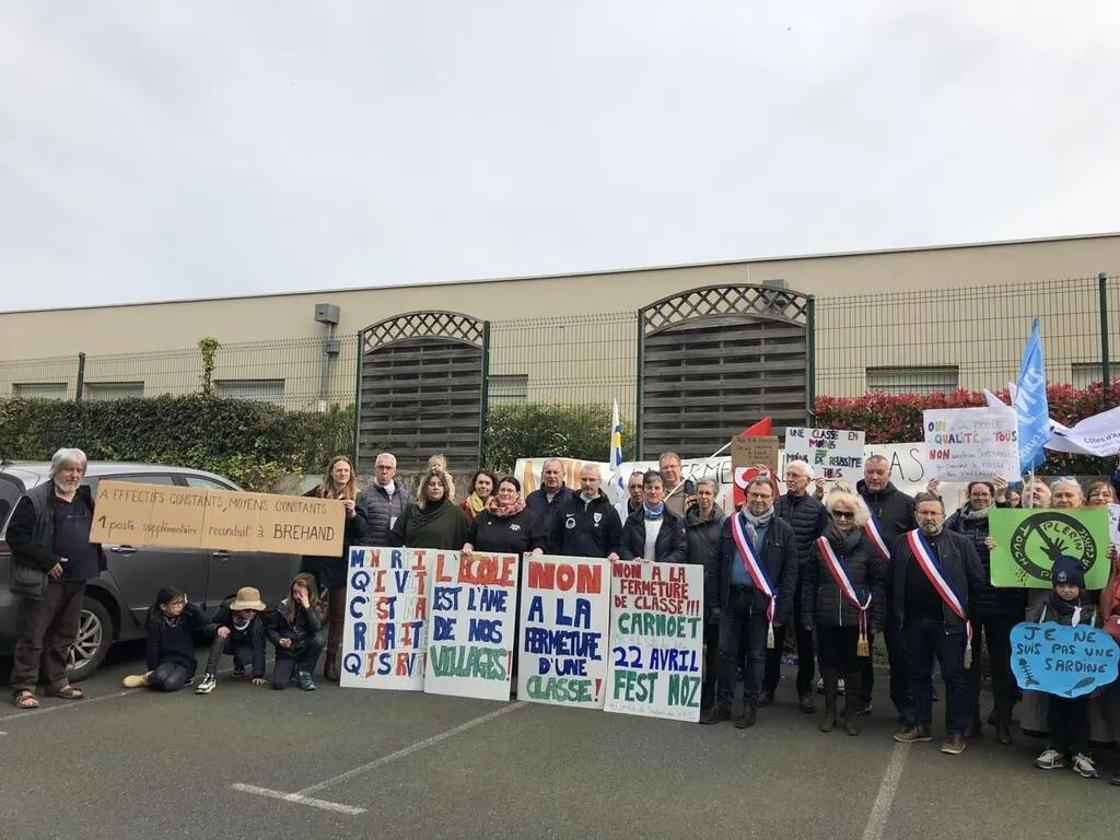 « On reste mobilisé » : le collectif des 45 classes à l’inspection académique des - Lannion ...