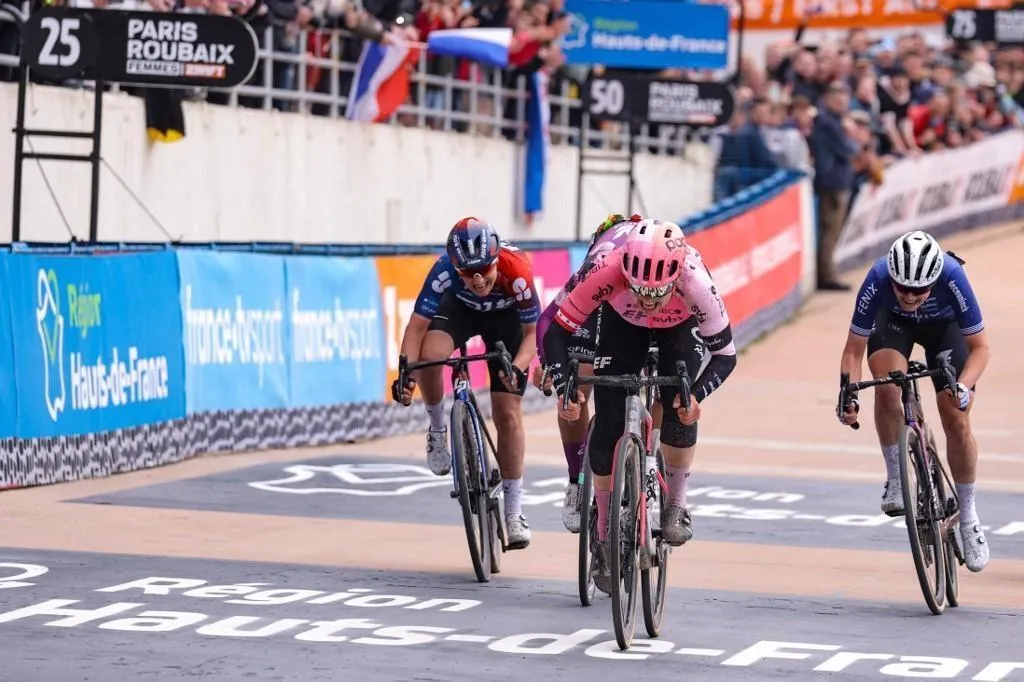 EN IMAGES. Pavés, chutes, émotions… Les plus beaux moments du Paris ...