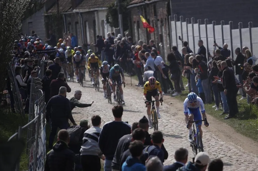 VIDÉO. Chute massive dans la Trouée d’Arenberg, le vainqueur de Paris ...