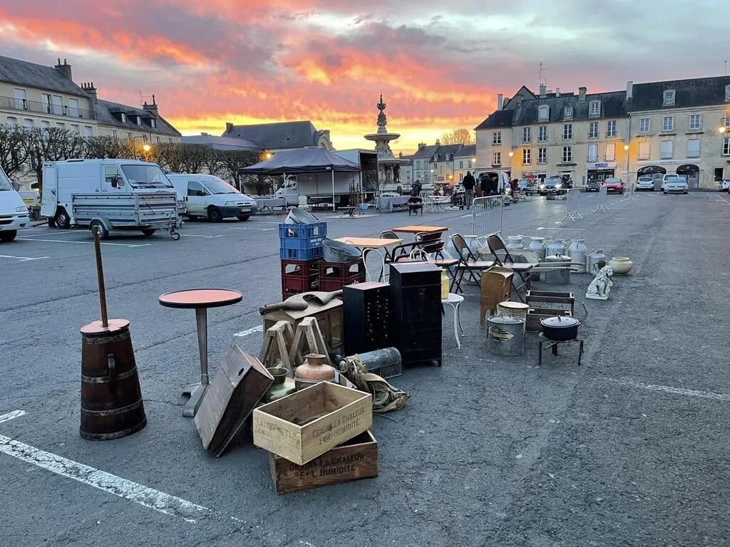 Marché aux puces : à Bayeux, ils cultivent l’art de chiner au petit matin - Caen.maville.com