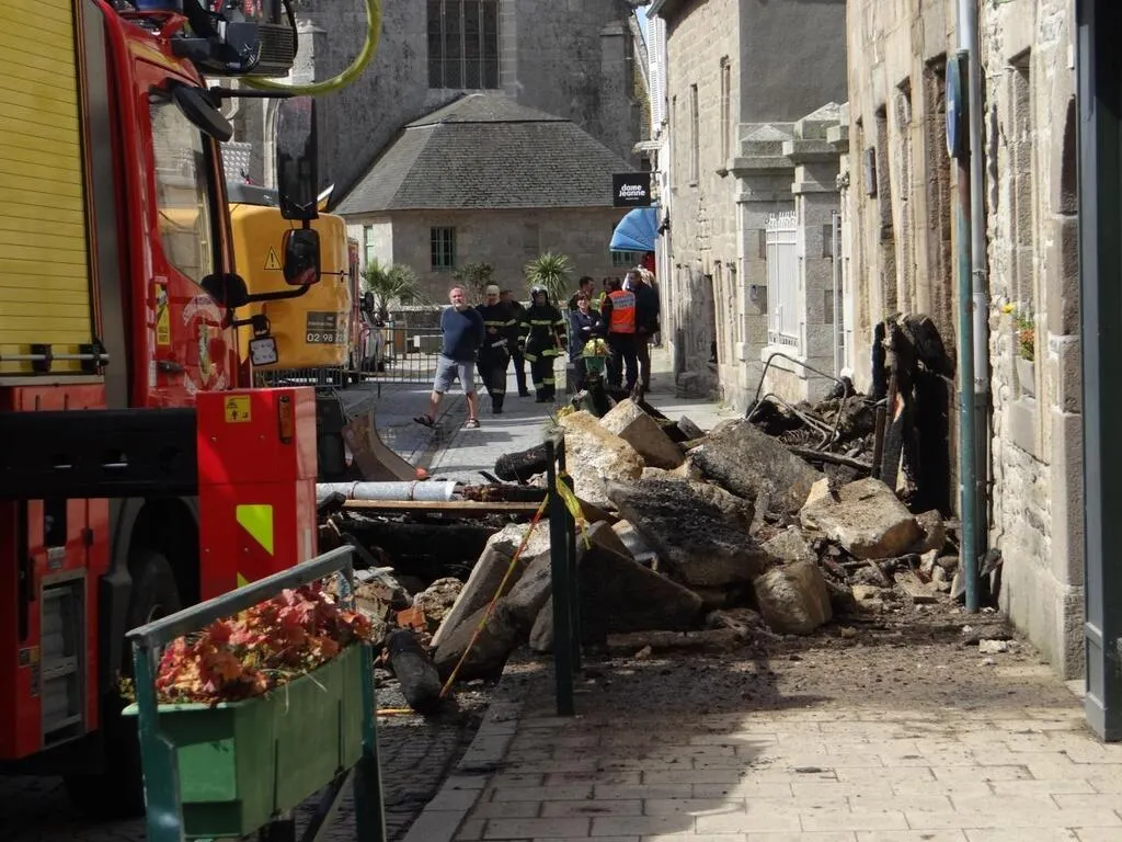 EN IMAGES. Les pompiers mobilisés contre un risque d’effondrement de la ...