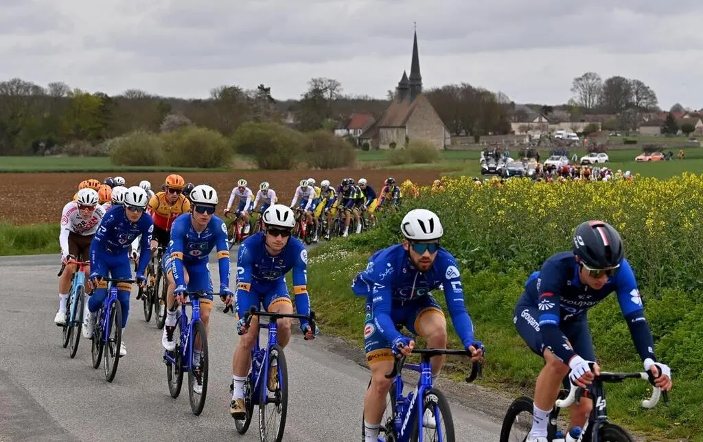EN IMAGES. Paris-Camembert : à Crouttes, la course cycliste attire ...