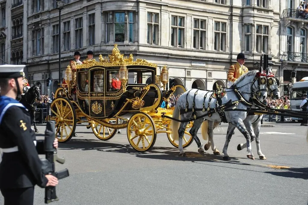 Vitres électriques, suspension hydraulique… Découvrez le carrosse ...