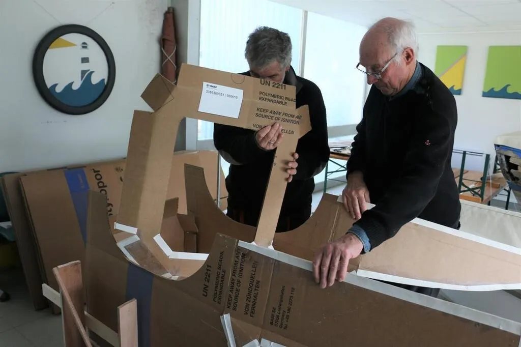 Régate de bateaux en carton à Douarnenez. Anciens organisateurs, ils se ...