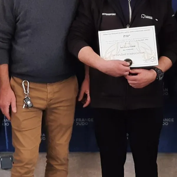 A Granville, Jean-Pierre Hubert reçoit une médaille de la fédération de ...