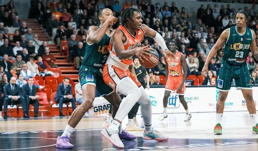 Le Mans Sarthe Basket. Josh Carlton en patron sous le cercle . Sport ...