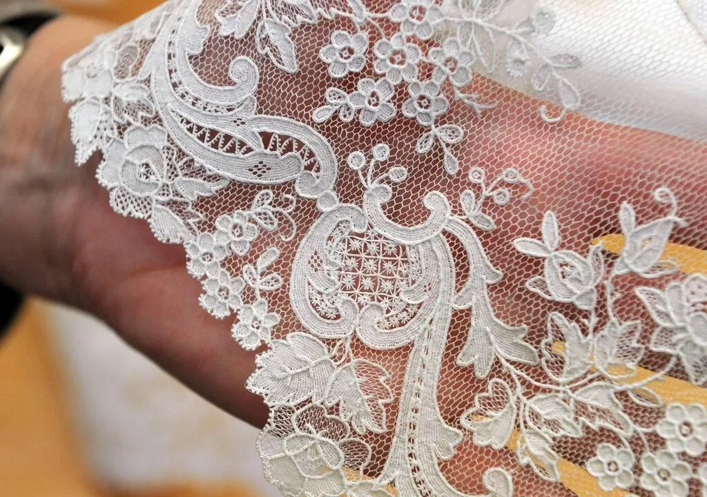 Un atelier pour apprendre les techniques de la dentelle à Alençon ...