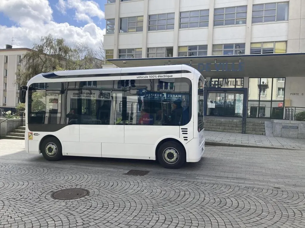 C’est quoi ce petit bus blanc qui roule dans les rues de Brest ...