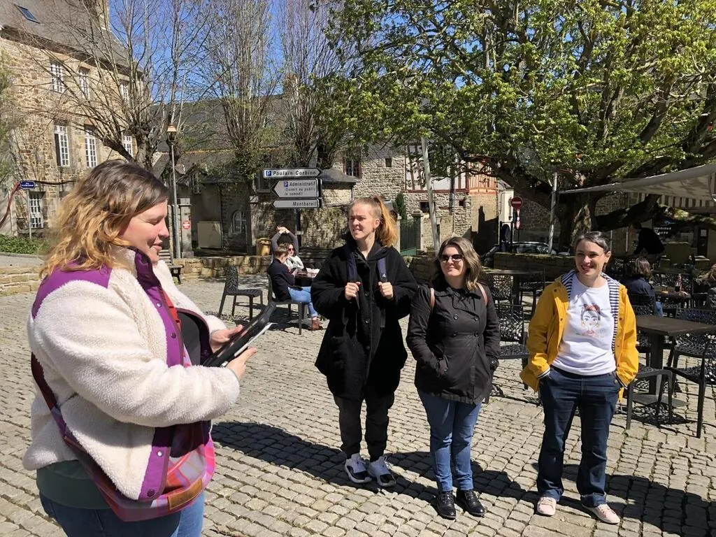 Dans les rues de Saint-Brieuc, Marine Baousson régale son auditoire ...