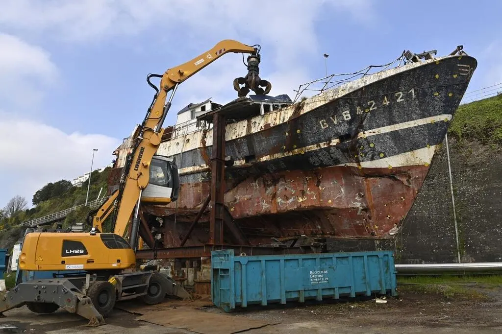 REPORTAGE. Le démantèlement du Bugaled Breizh, ultime acte d’un ...