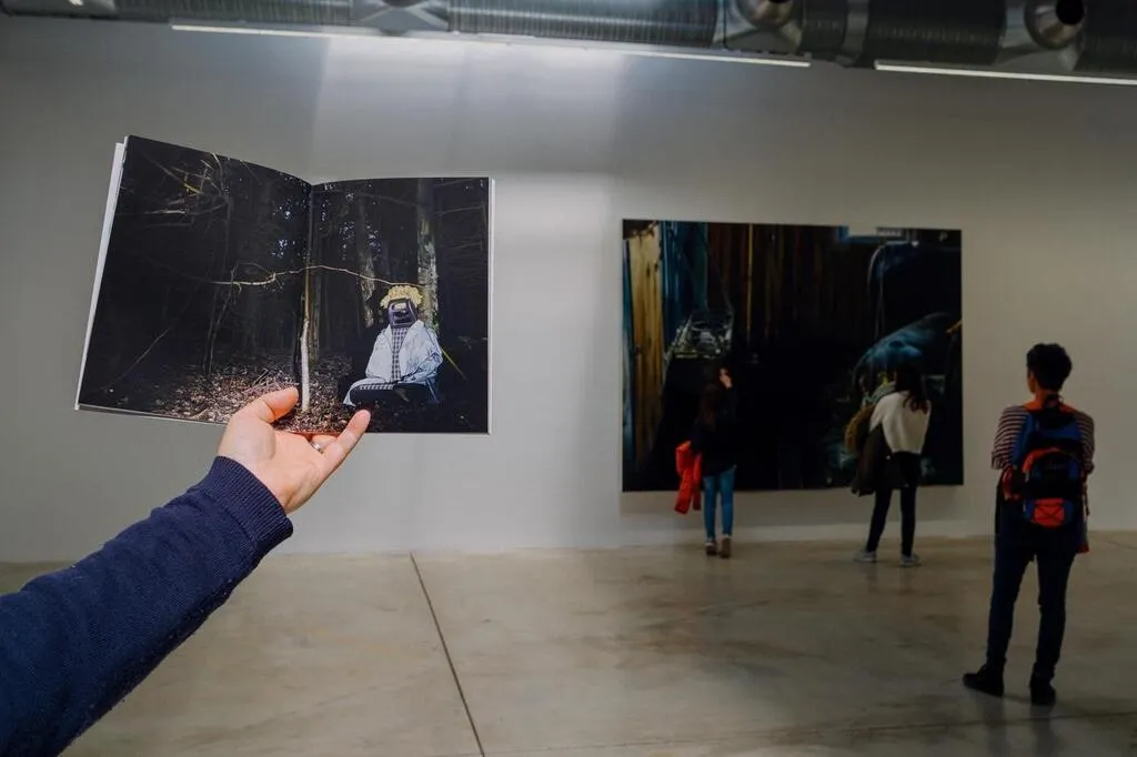 La toile d’un artiste transpercée dans une exposition à Nantes suite à ...