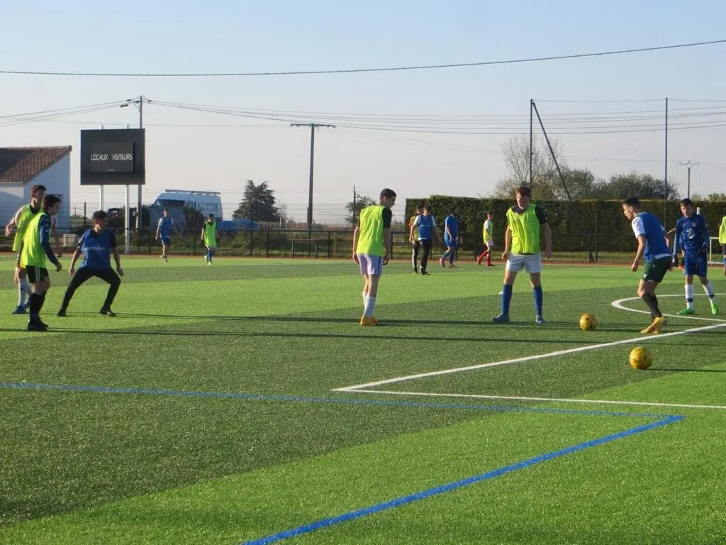 Le nouveau terrain de football synthétique à Château-Thébaud est opérationnel - Saint-Nazaire ...