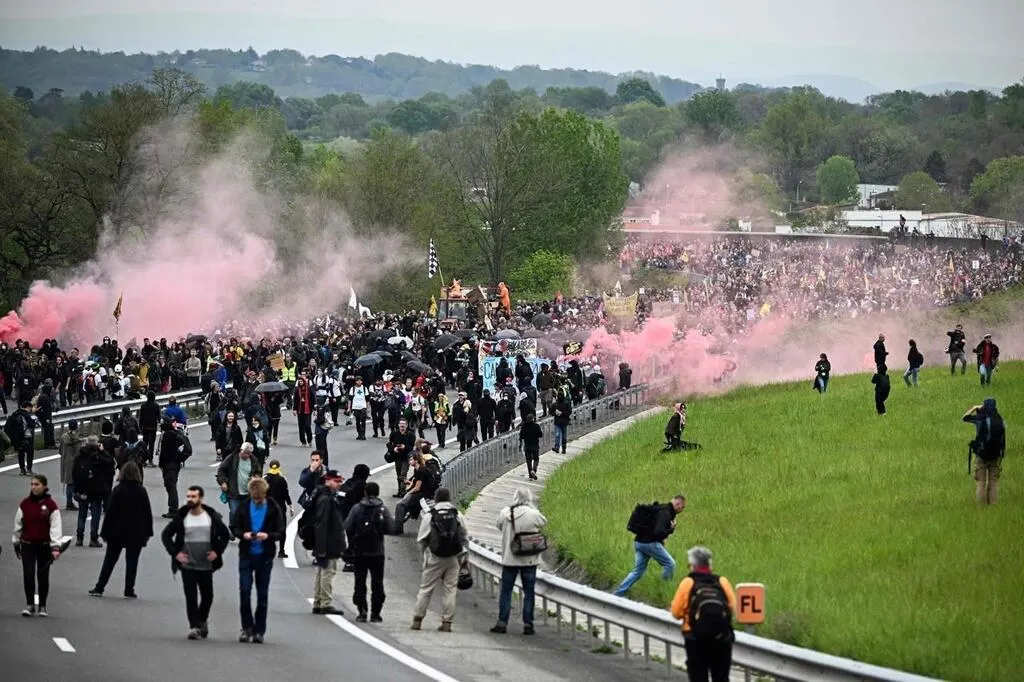 Autoroute Toulouse-Castres. Des milliers d’opposants ont manifesté, sous surveillance ...