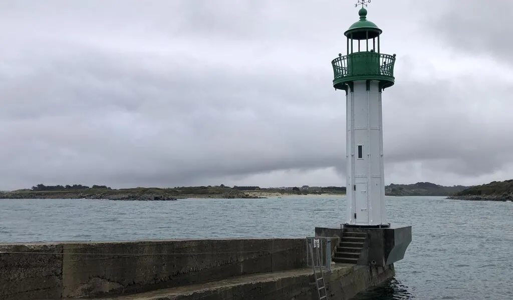 À Sibiril, la coupole du phare de Moguériec est posée - Brest.maville.com
