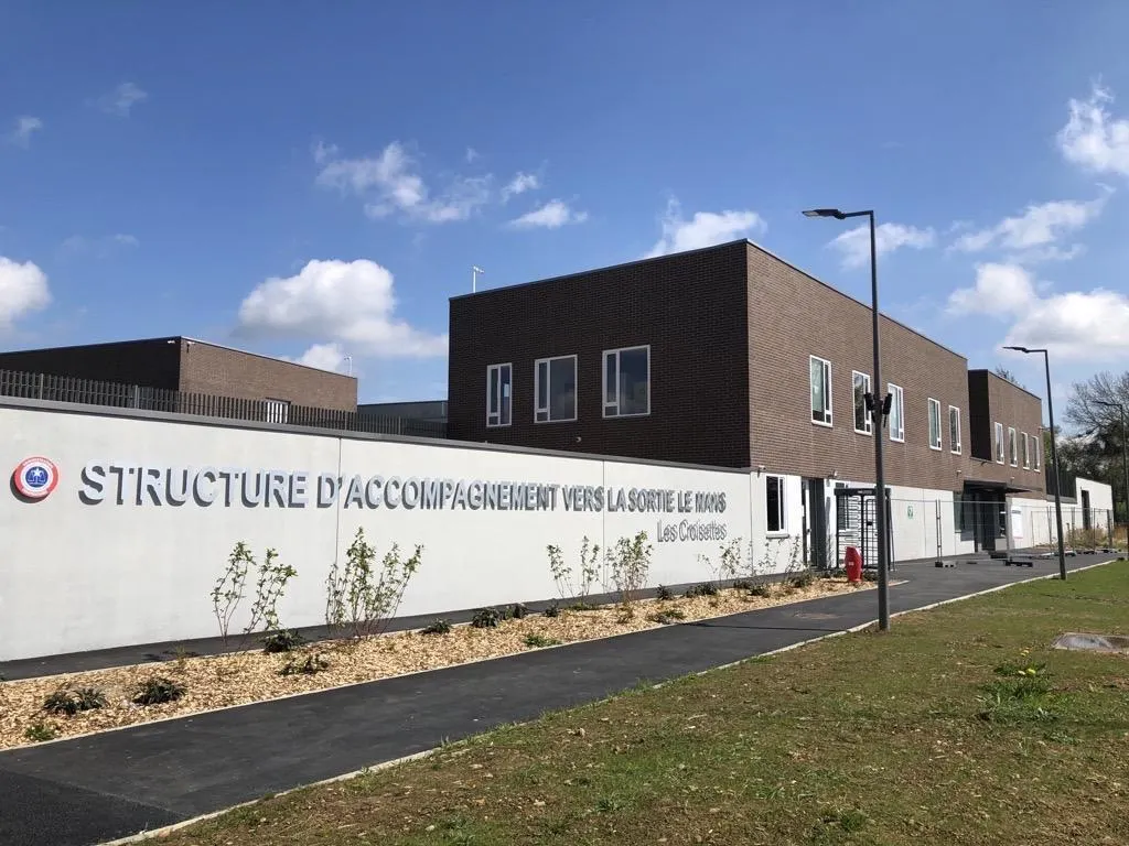 À côté de la prison, quel est l’objet de la nouvelle structure que ...