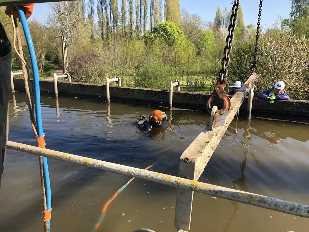 Quand un scaphandrier plonge dans la station d’épuration - Angers ...