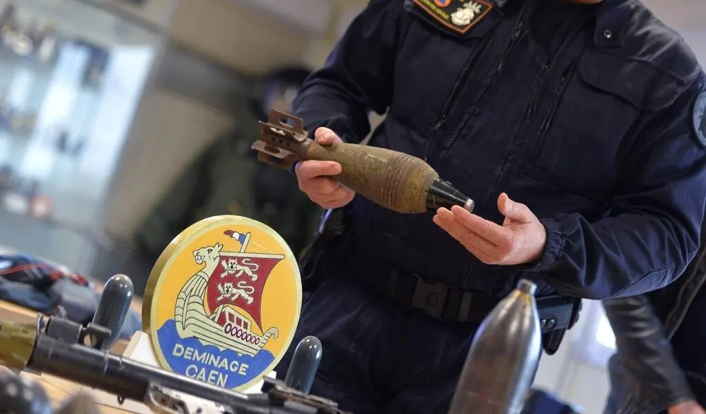 Un obus découvert sur la plage de Courseulles-sur-Mer, près d’un ...