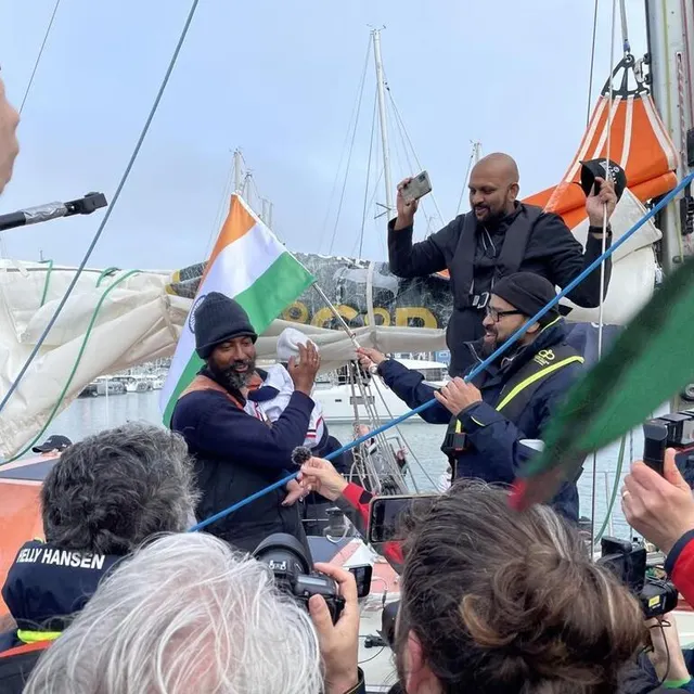 EN IMAGES. Abhilash Tomy, deuxième de la Golden Globe Race, accueilli en héros aux - Les Sables ...