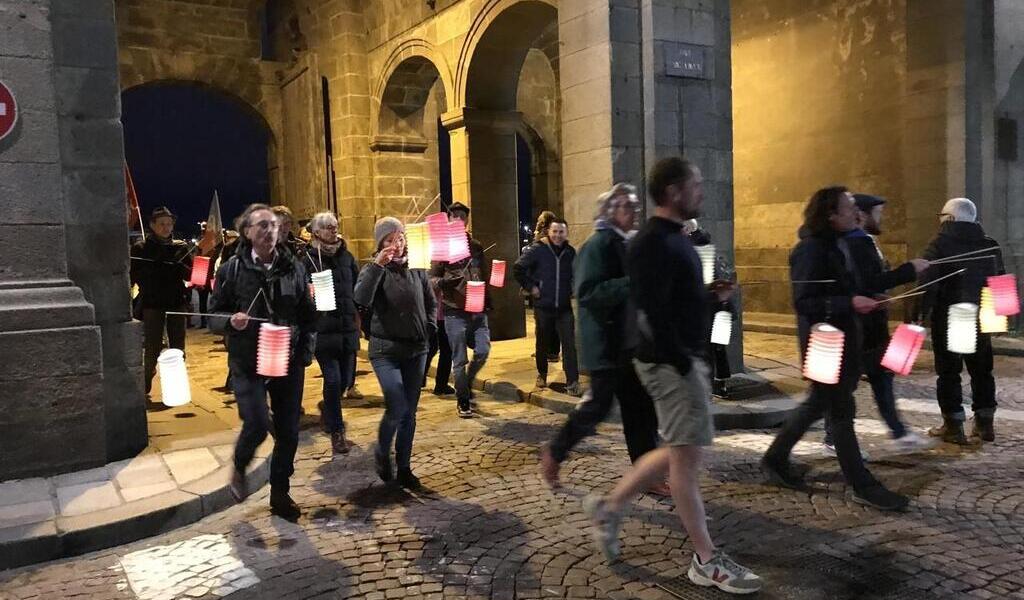 À Saint-Malo une retraite aux flambeaux la veille de la fête du Travail ... À Saint-Malo une retraite aux flambeaux la veille de la fête du Travail ...