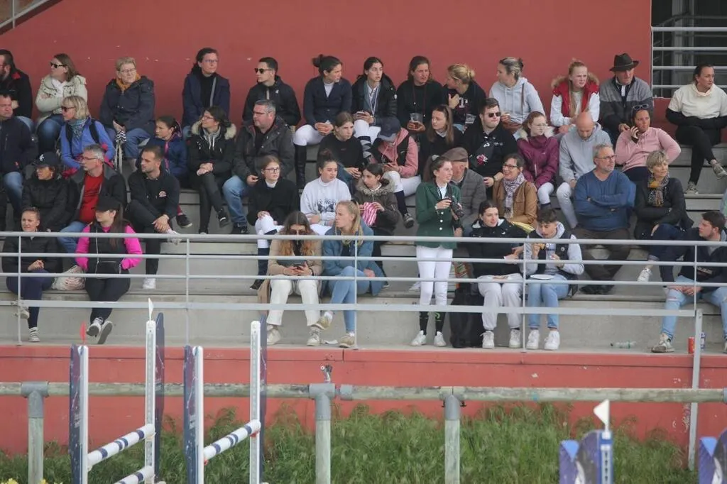 En Images. Poneys sous les Pommiers ne fait pas cavalier seul à Saint ...