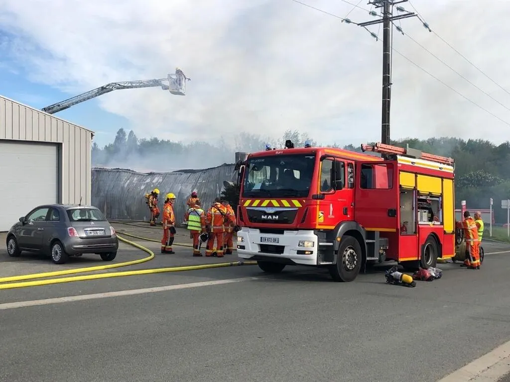Un incendie en cours dans une entreprise de Vendée : une vingtaine de pompiers sur place - La ...