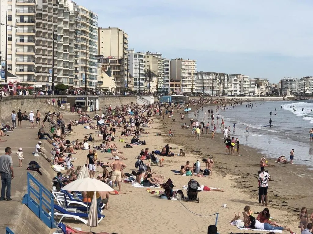 Les Sables-d’Olonne. Le soleil attire la foule à la grande plage - Les ...