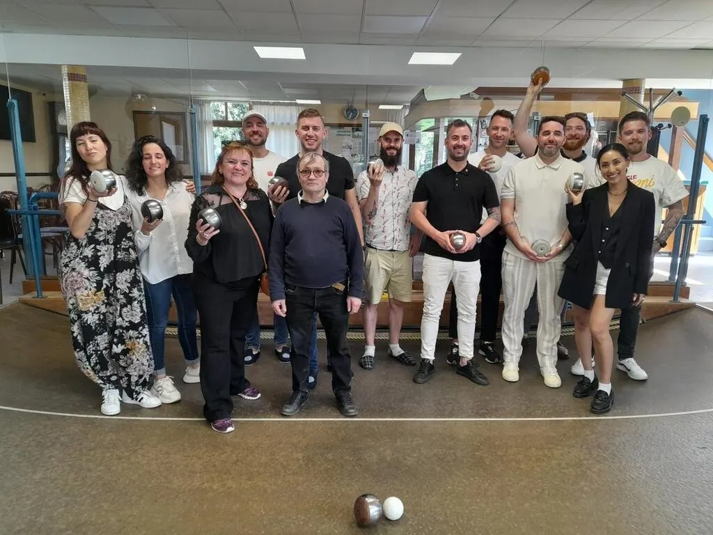 Quand des Canadiens s’initient à la boule de fort dans le Maine-et ...