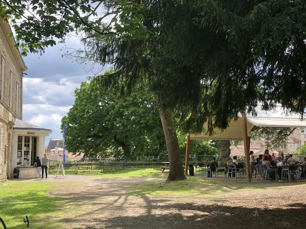 Une terrasse, des jeux, une vue… Au cœur de Fontenay-le-Comte, un lieu ...