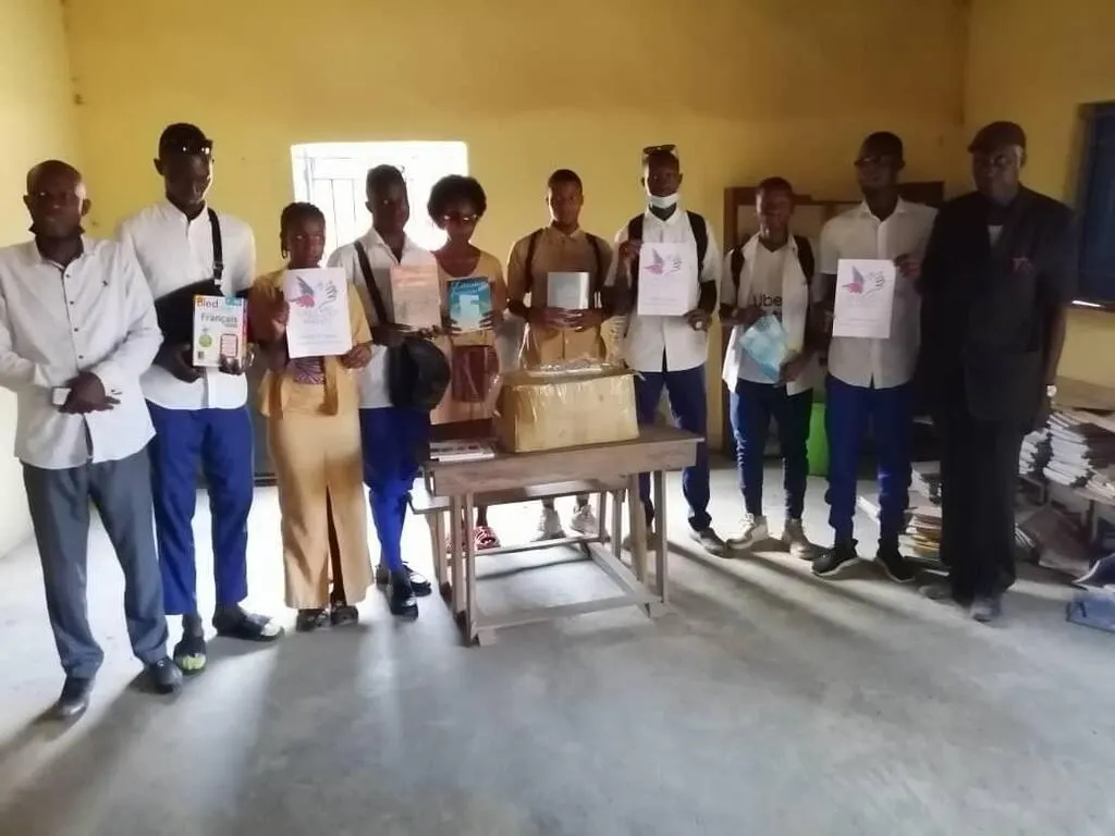 Avec le Secours populaire de Dinan, il aide les élèves de son ancienne ...